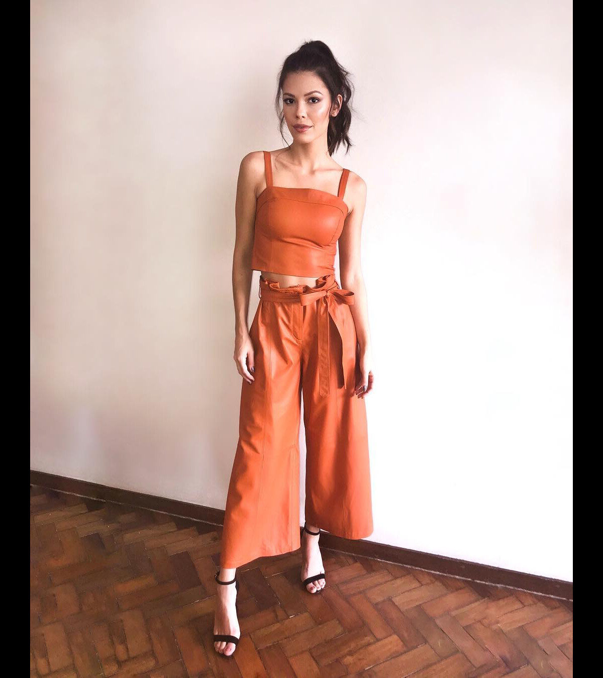 Foto: Vitória Strada usa look em tom terroso com top cropped e calça ...
