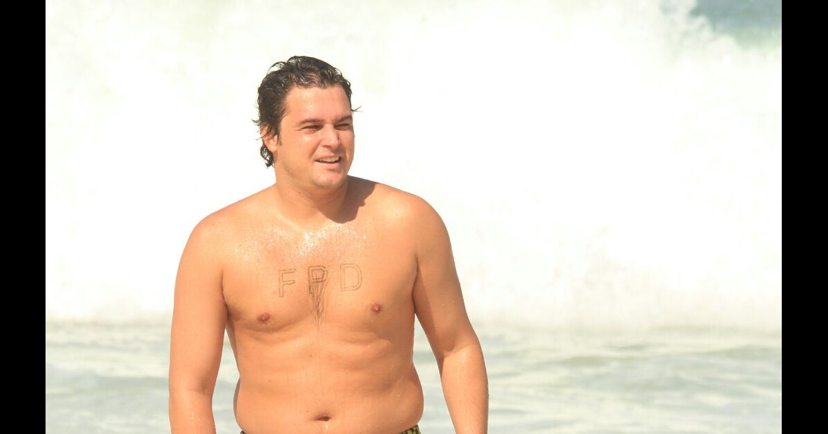 Felipe Dylon tirou o dia para ir à praia - Purepeople