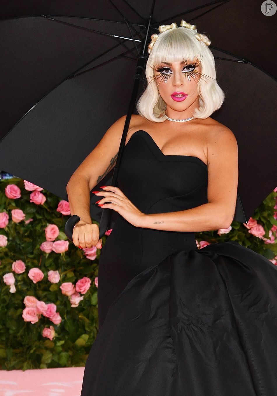 Lady Gaga fez uma customização do vestido e deu ainda mais destaque à ... Lady Gaga fez uma customização do vestido e deu ainda mais destaque à ...