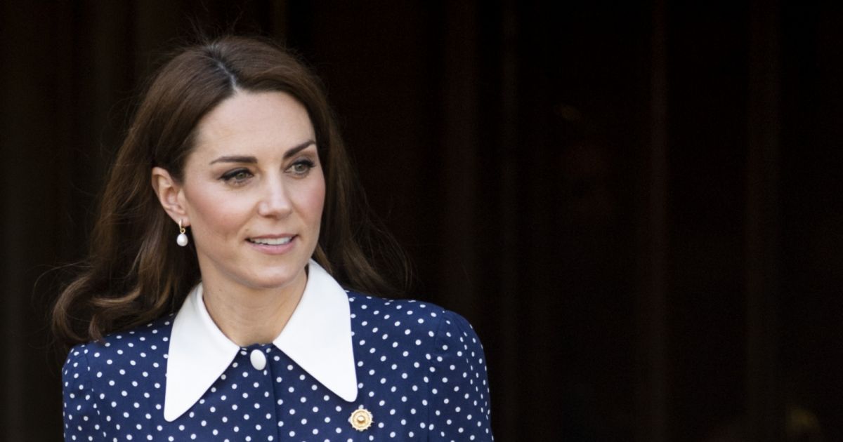 Kate Middleton usa vestido midi de botão e manga comprida para evento ...