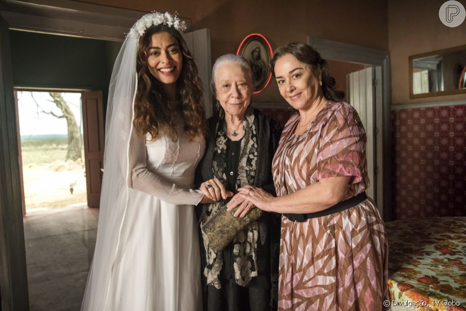 Maria da Paz (Juliana Paes) teve o apoio da família em seu casamento no ...