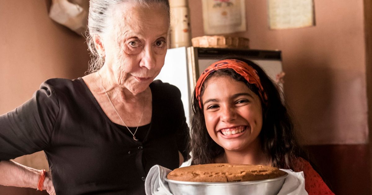 Maria da Paz (Juliana Paes), ainda criança, vai aprender com a avó ...