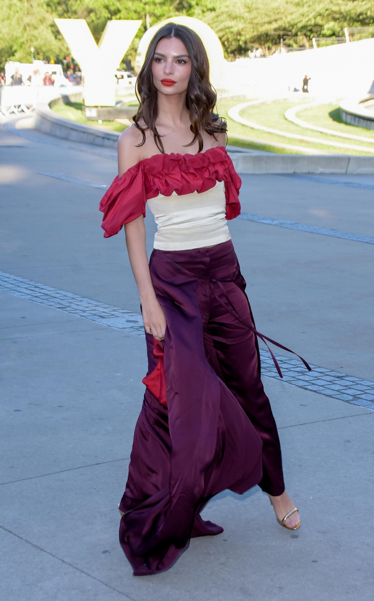 Foto: A modelo Emily Ratajkowski apostou também em um look tomara que ...