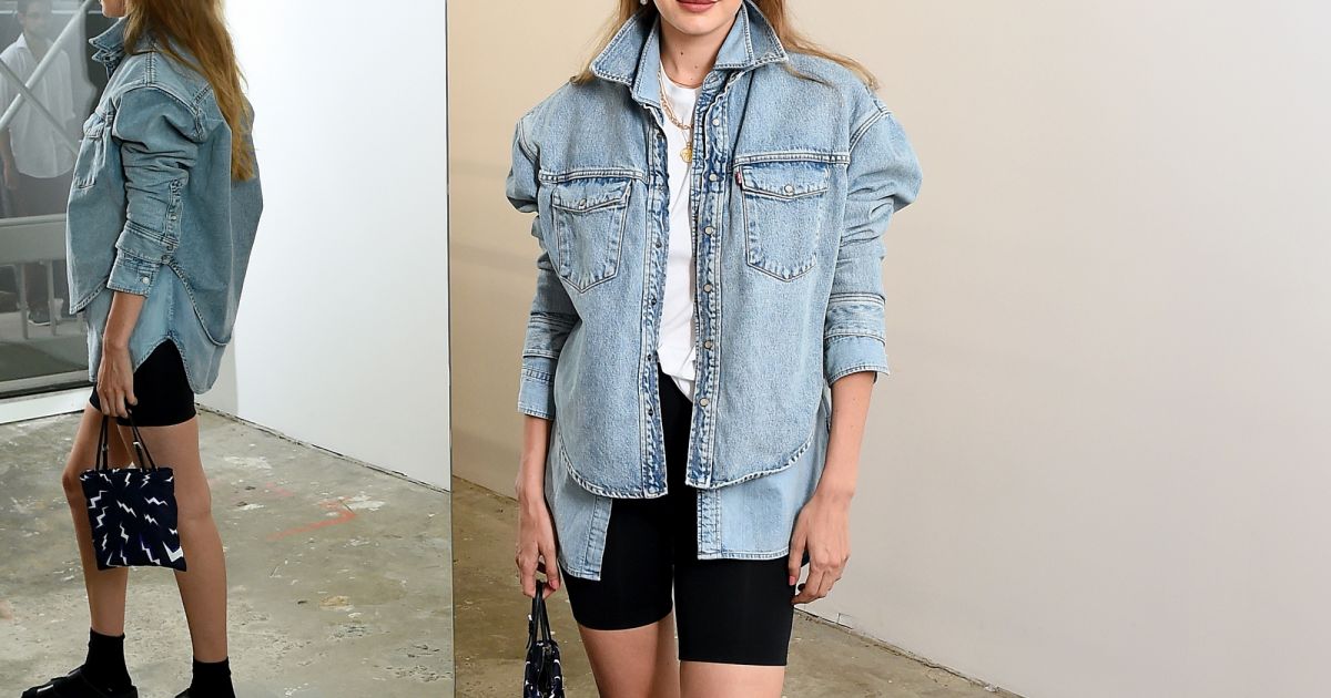 Moda dos anos 2000: mix de jeans, biker shorts, t-shirt branca e ...