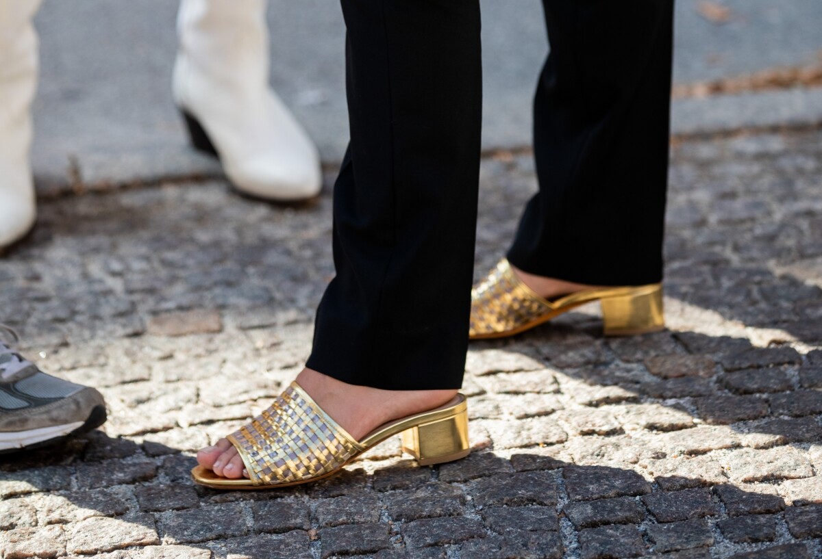 Foto: Acessórios dourados: mule traz mais glamour ao look - Purepeople