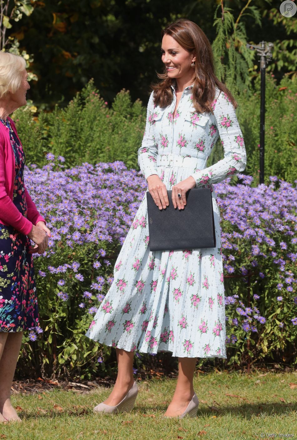 Kate Middleton usa avestido floral midi com tons pastéis que é trend da ...