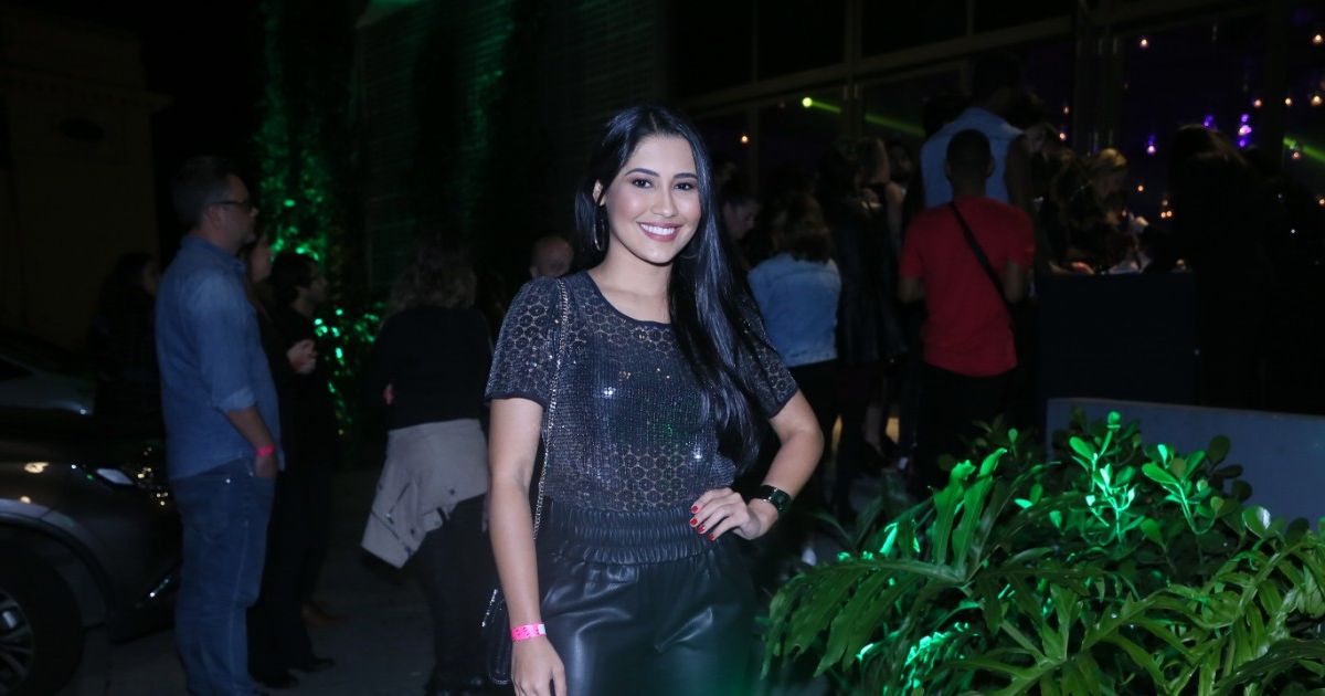 Thayana OG prestigia festa de aniversário de 37 anos de Cleo, em espaço ...