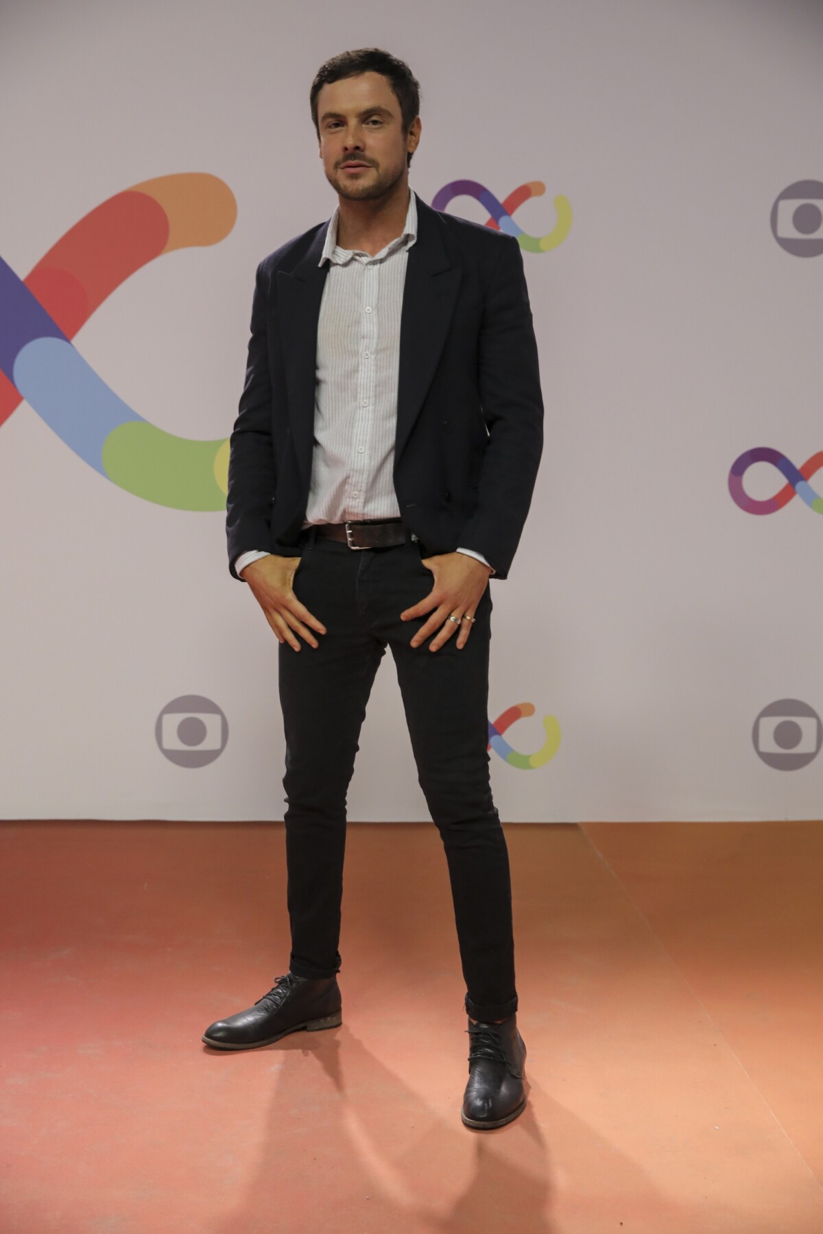 Foto: Sergio Guizé mudou hábitos para viver o Chiclete da novela 'A ...