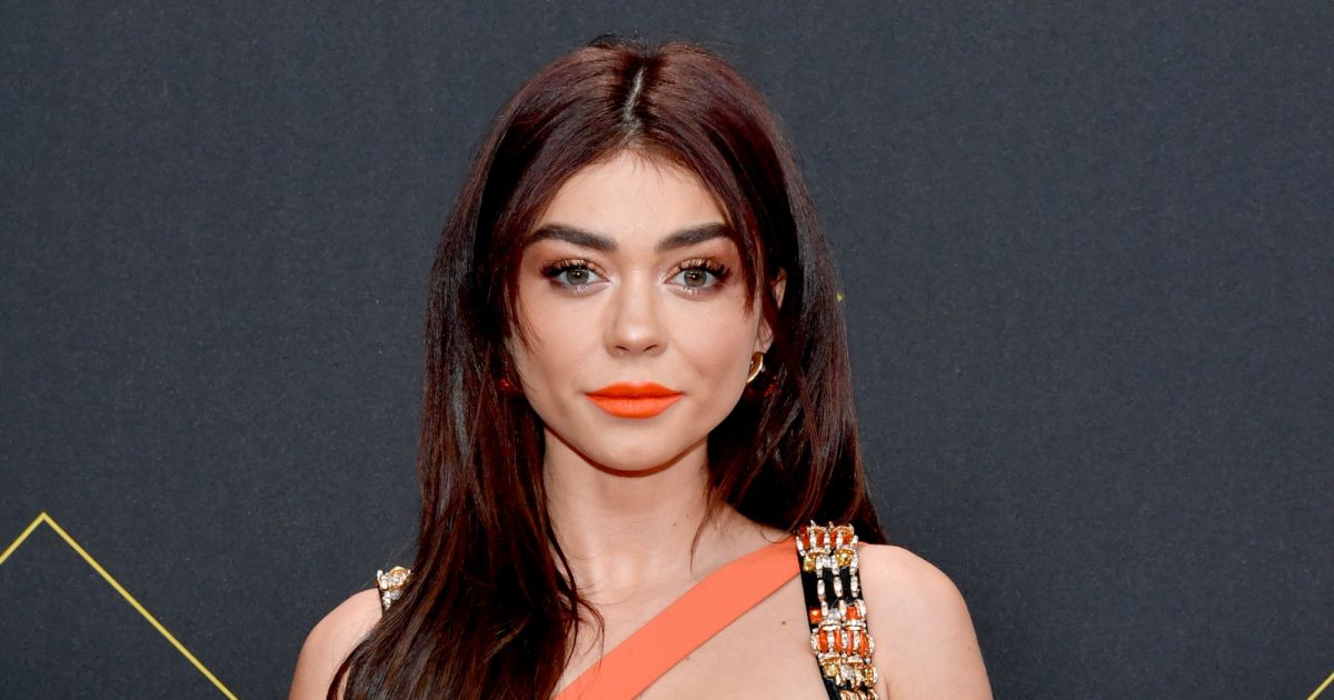 A atriz Sarah Hyland escolheu um vestido coral e combinou a cor do ...