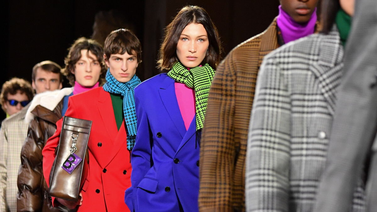 Foto: Moda outono/inverno 2020: Bella Hadid desfila de terno em cores ...