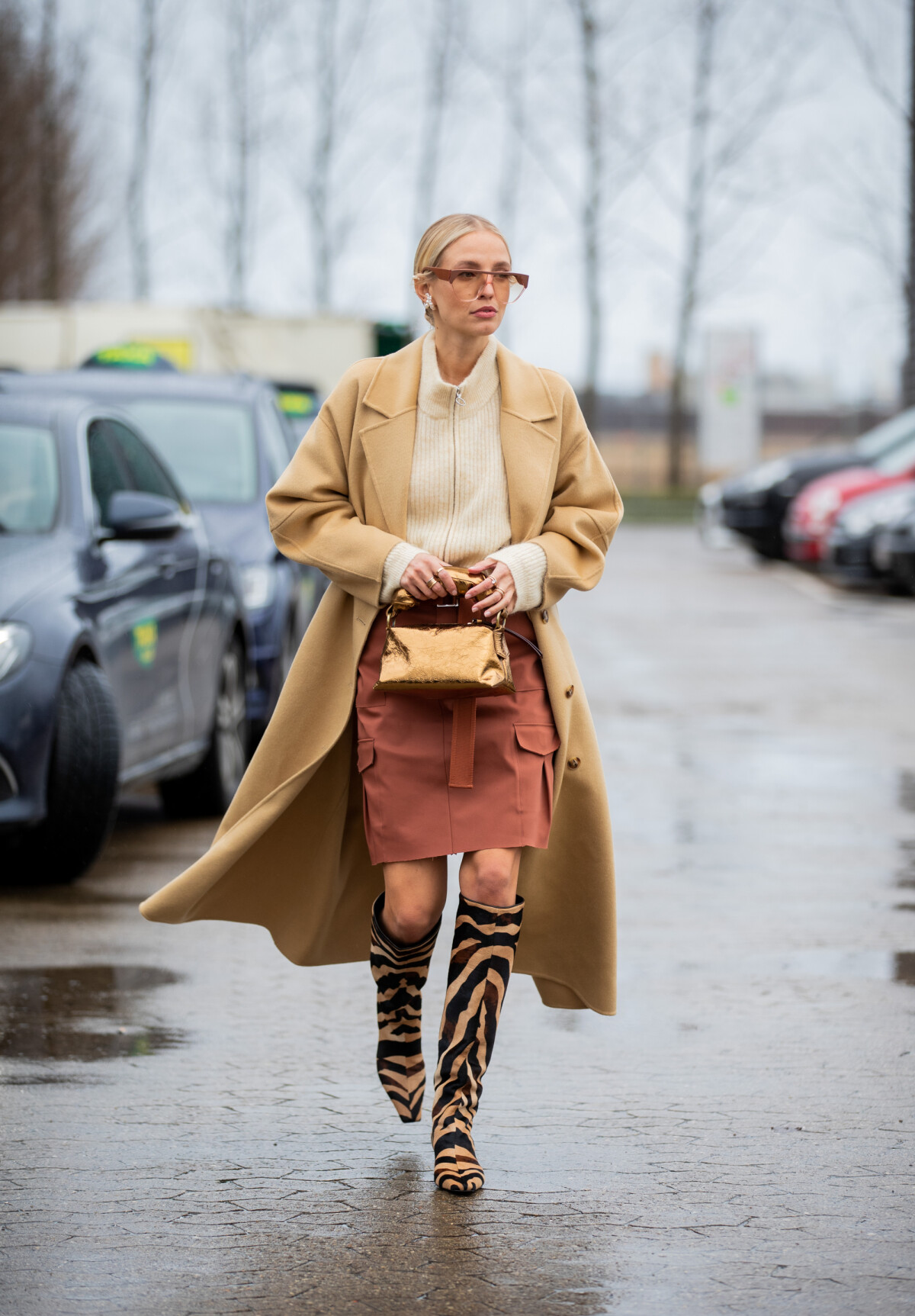Foto: Moda na mão: bolsa com shape diferenciado e cor intensa bombou no ...