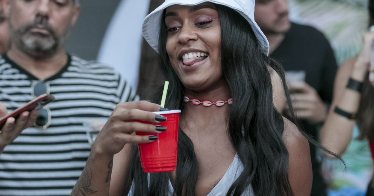 MC Rebecca foi filmada pelo aniversariante, Lipe Ribeiro, ganhando ...