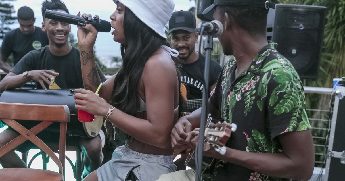 MC Rebecca foi atração da festa de Lipe Ribeiro e tentou tampar vídeo ...