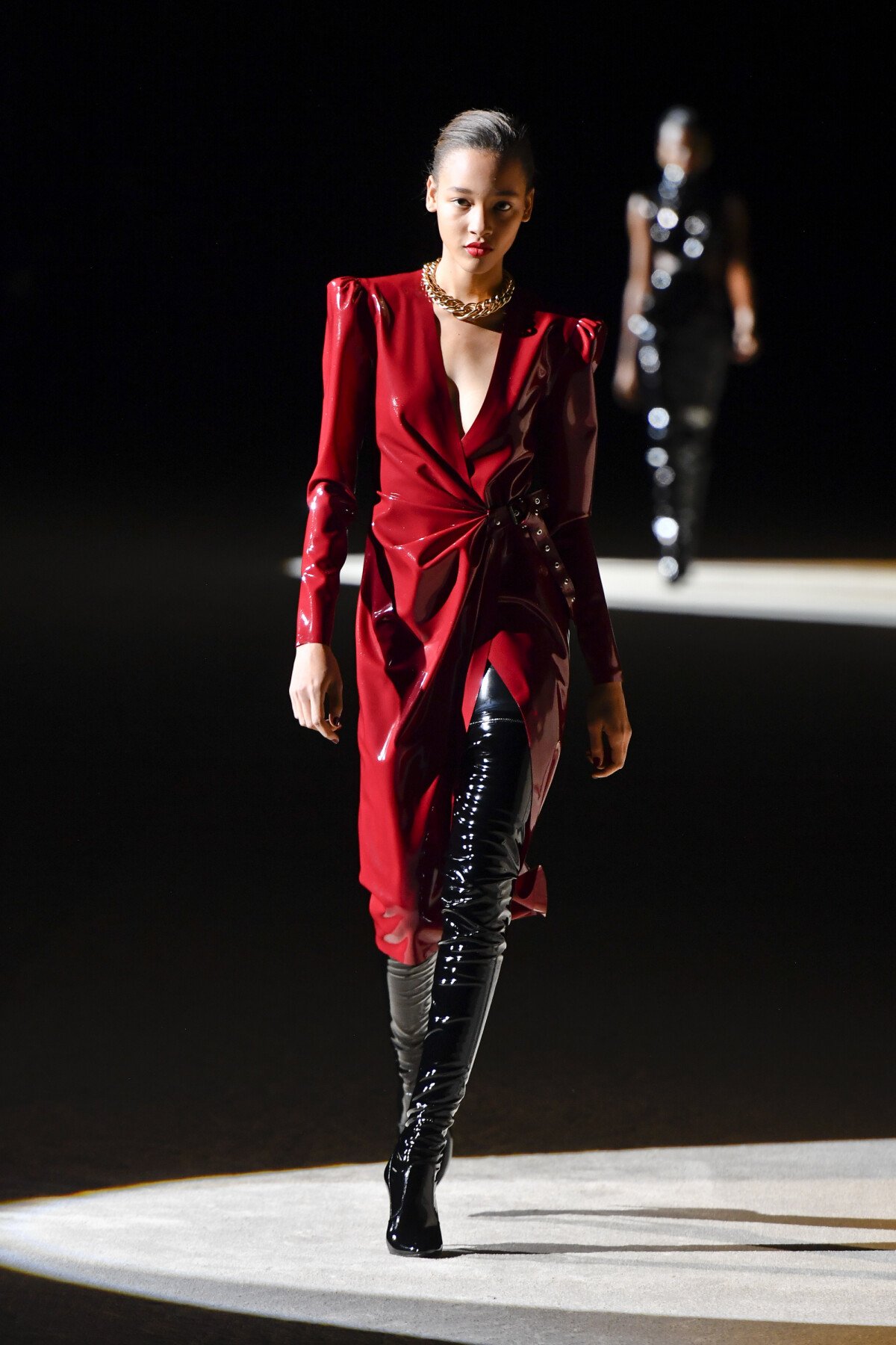 Foto: Moda de inverno 2020: vestido de látex em cores vibrantes e botas ...