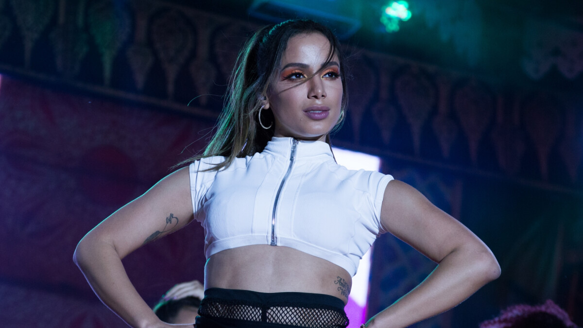 Foto: Anitta trocou várias vezes de roupa e se apresentou em diferentes ...