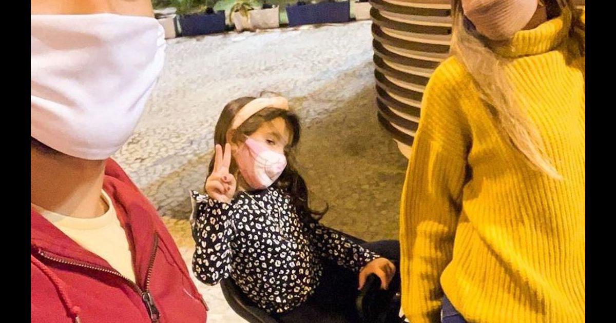 Filha de Deborah Secco cai e faz machucado no braço - Purepeople