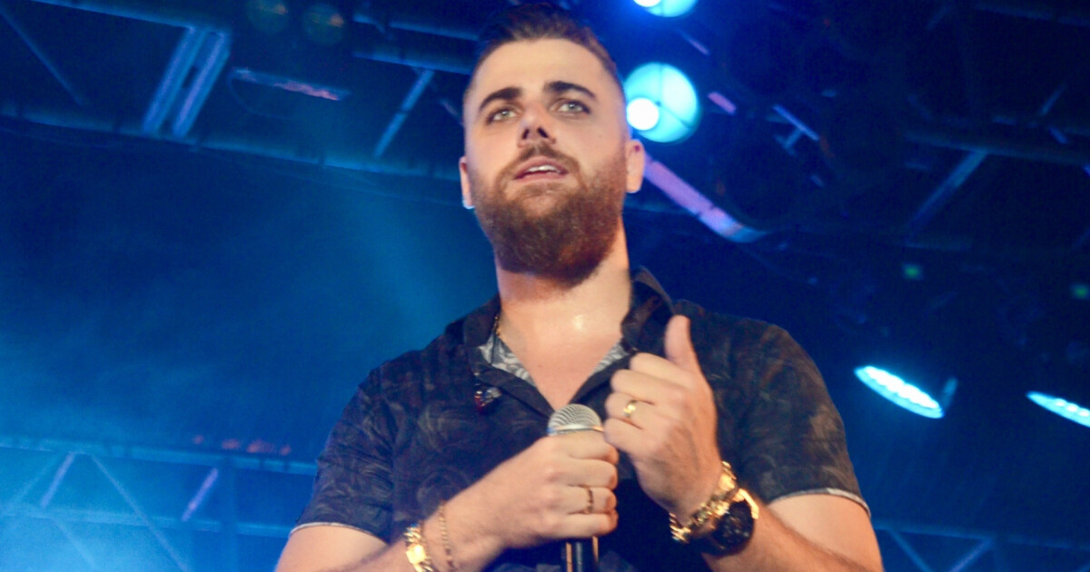 Zé Neto chama atenção por semelhança com boneco inusitado em foto. Veja ...