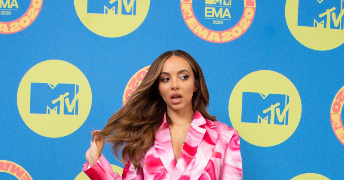 Jade Thirlwall usa conjuntinho com blazer da Annakiki em estampa ...