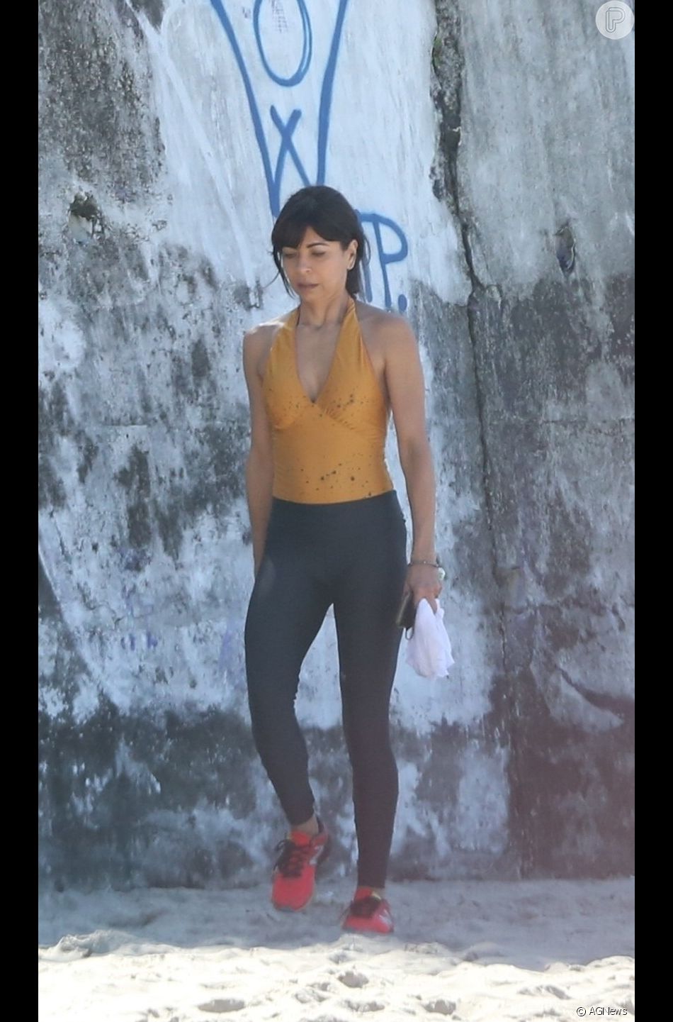 A atriz Anna Lima aposta em body decotado para caminhar em areia da ...