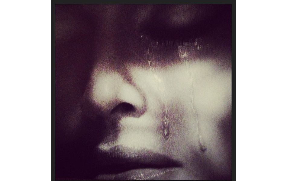 Madonna posta foto chorando e com legenda misteriosa: 'Projeto secreto ...
