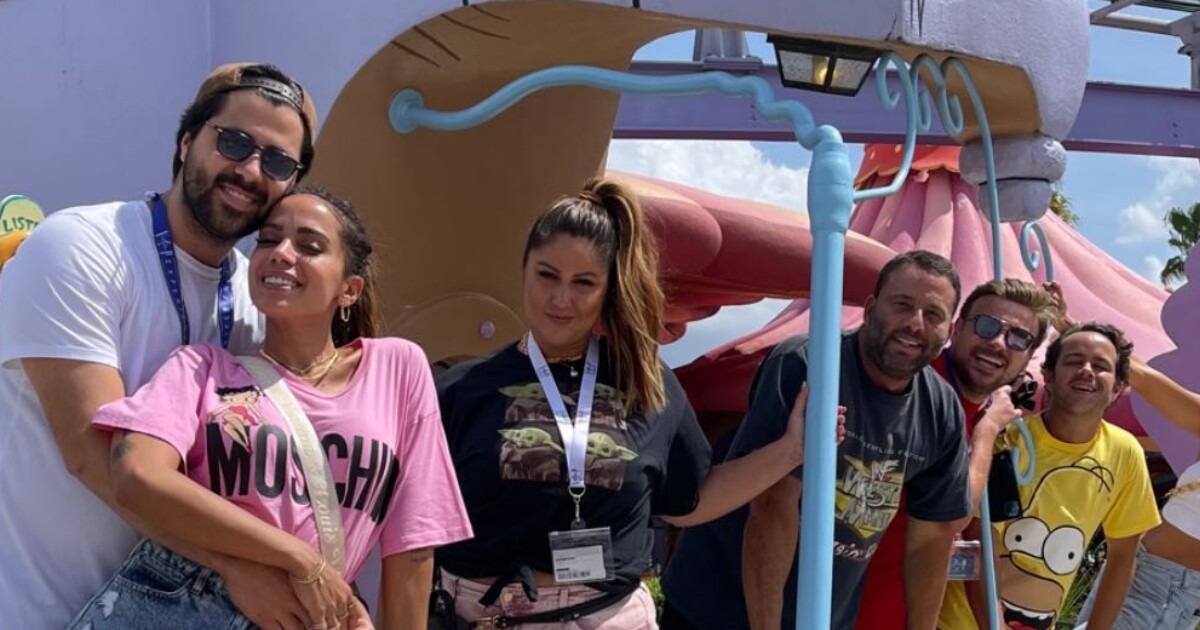 Anitta posa abraçada ao namorado, Michael Chetrit, ao lado de amigos em ...