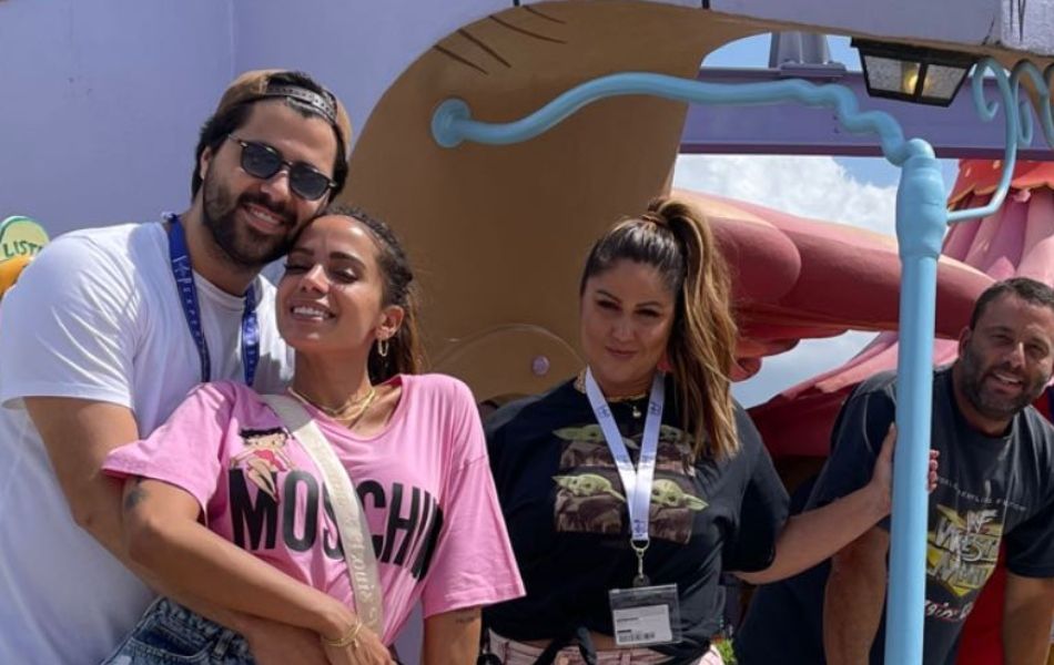 Anitta e o namorado posam juntos em parque e cantora ostenta joias de R ...