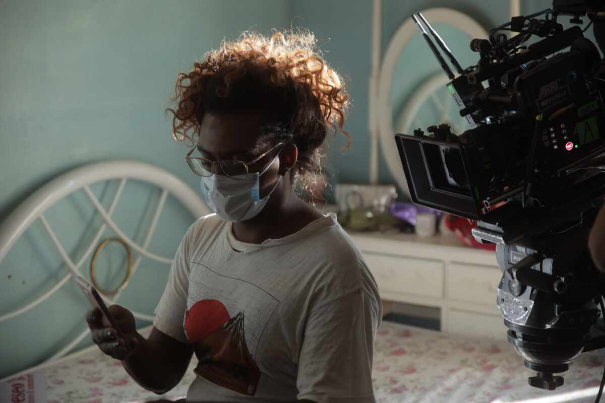 Foto: Liniker posa nos bastidores da série 'Manhãs de Setembro ...