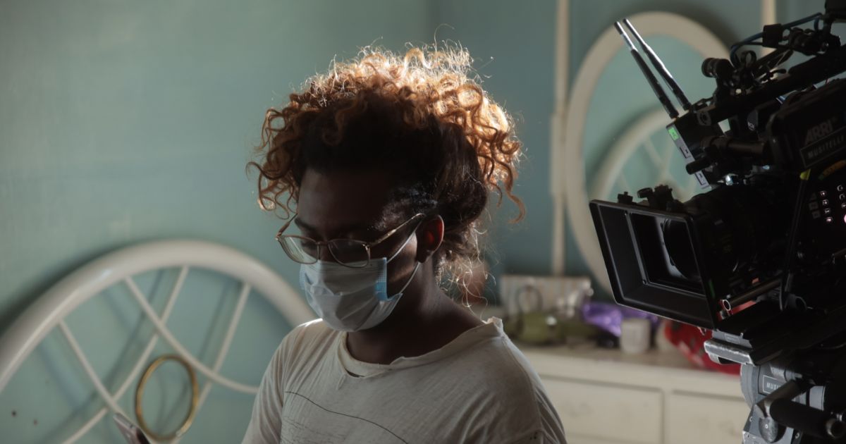 Liniker posa nos bastidores da série 'Manhãs de Setembro' - Purepeople