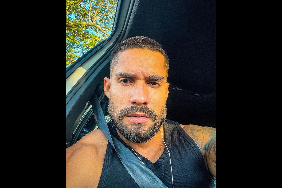 Foto: Bil Araújo, ex-BBB21, estaria em negociação com a Record - Purepeople