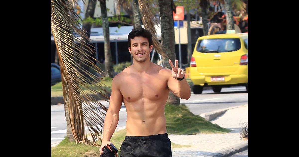 Sem camisa, Ricky Martin mostrou simpatia ao acenar para fotógrafo ...