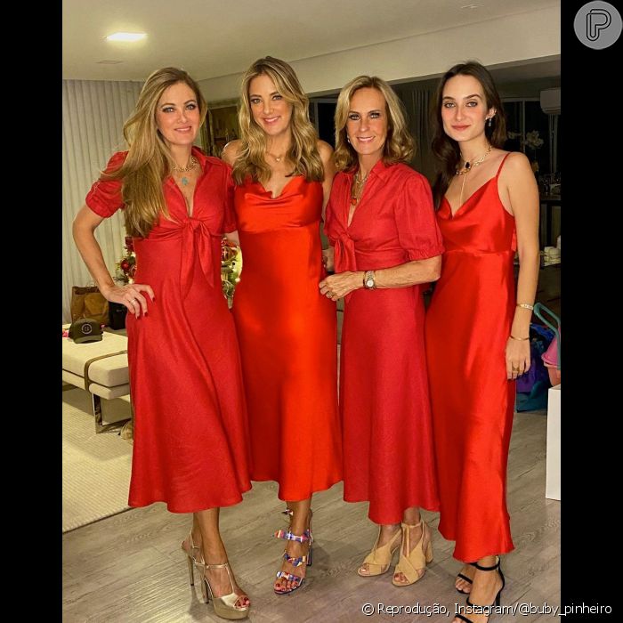 Bruna Pinheiro, primeira à direita, ao lado da avó Helô Pinheiro, e ...