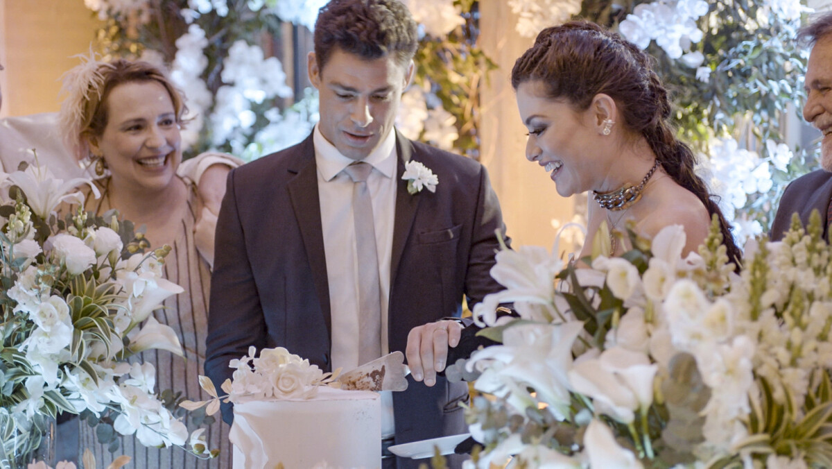 Foto: Elenice (Ana Beatriz Nogueira) acredita estar nos EUA e pede para ...