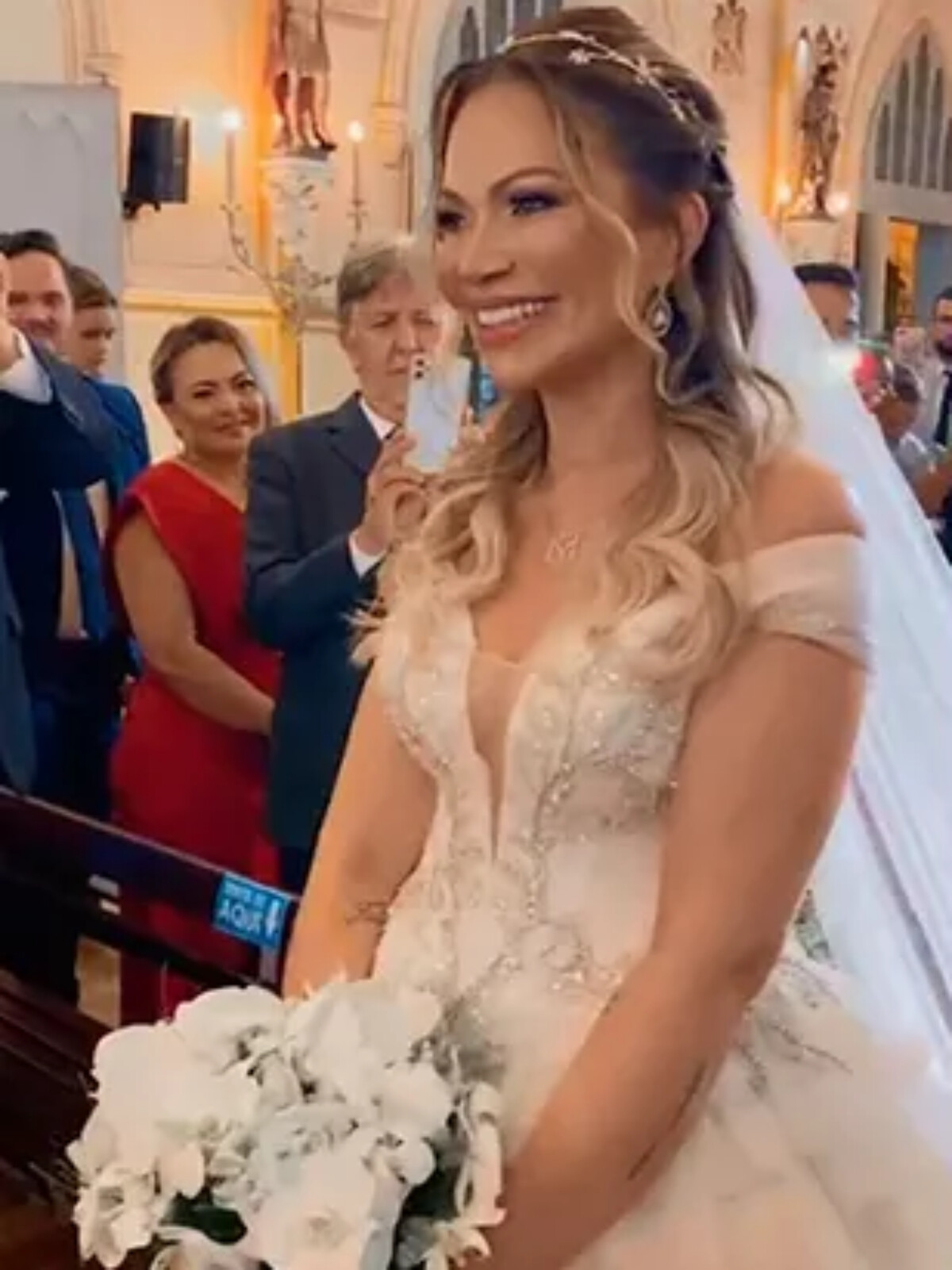Foto: Solange Almeida foi ao encontro do altar, onde o marido a ...