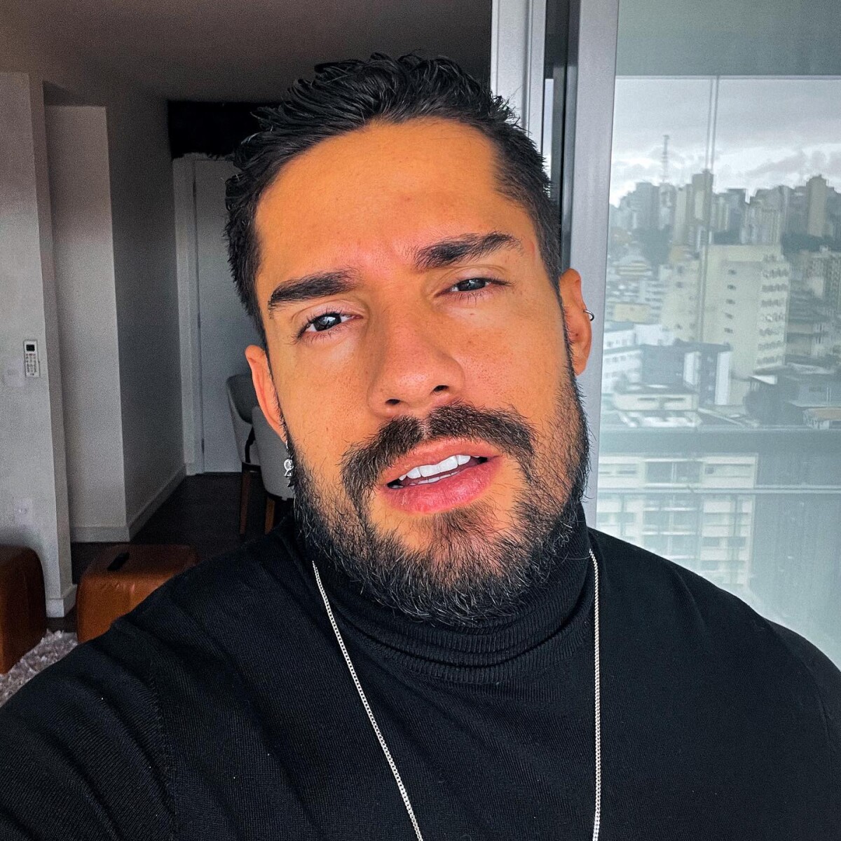 Foto: Bil Araújo, ex-BBB, fez stories no Instagram ao lado de Sarah ...