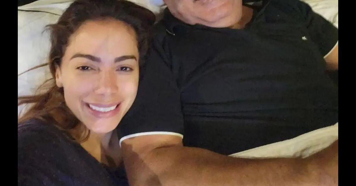 Anitta confirmou que o pai, Mauro Machado, passou por uma cirurgia ...