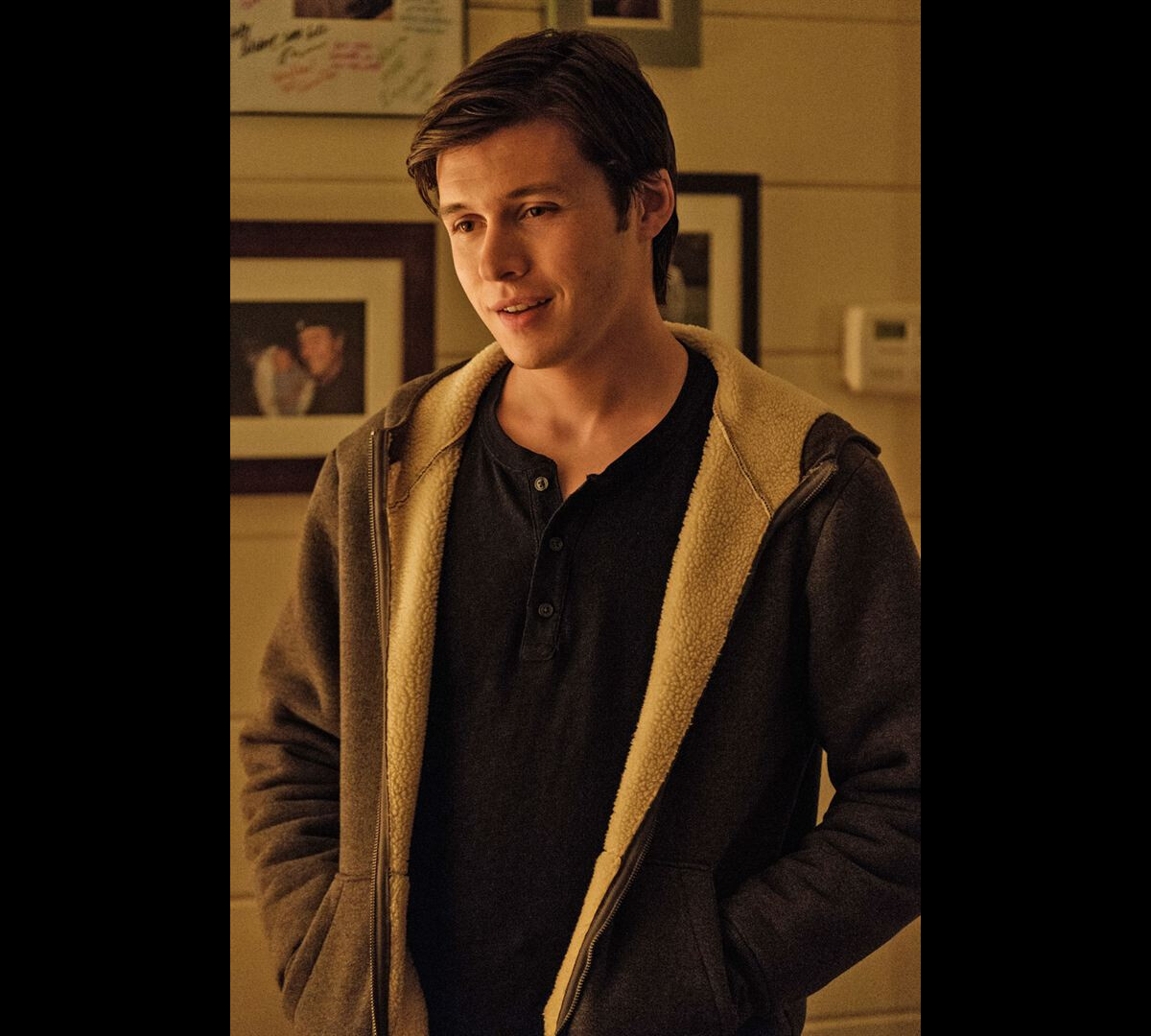 Foto: Simon (Nick Robinson) se envolve de forma romântica com um ...