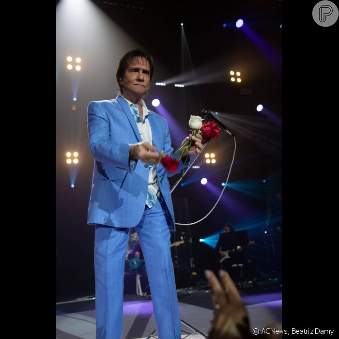 Com semblante irritado, Roberto Carlos entregou as rosas 'de qualquer ...