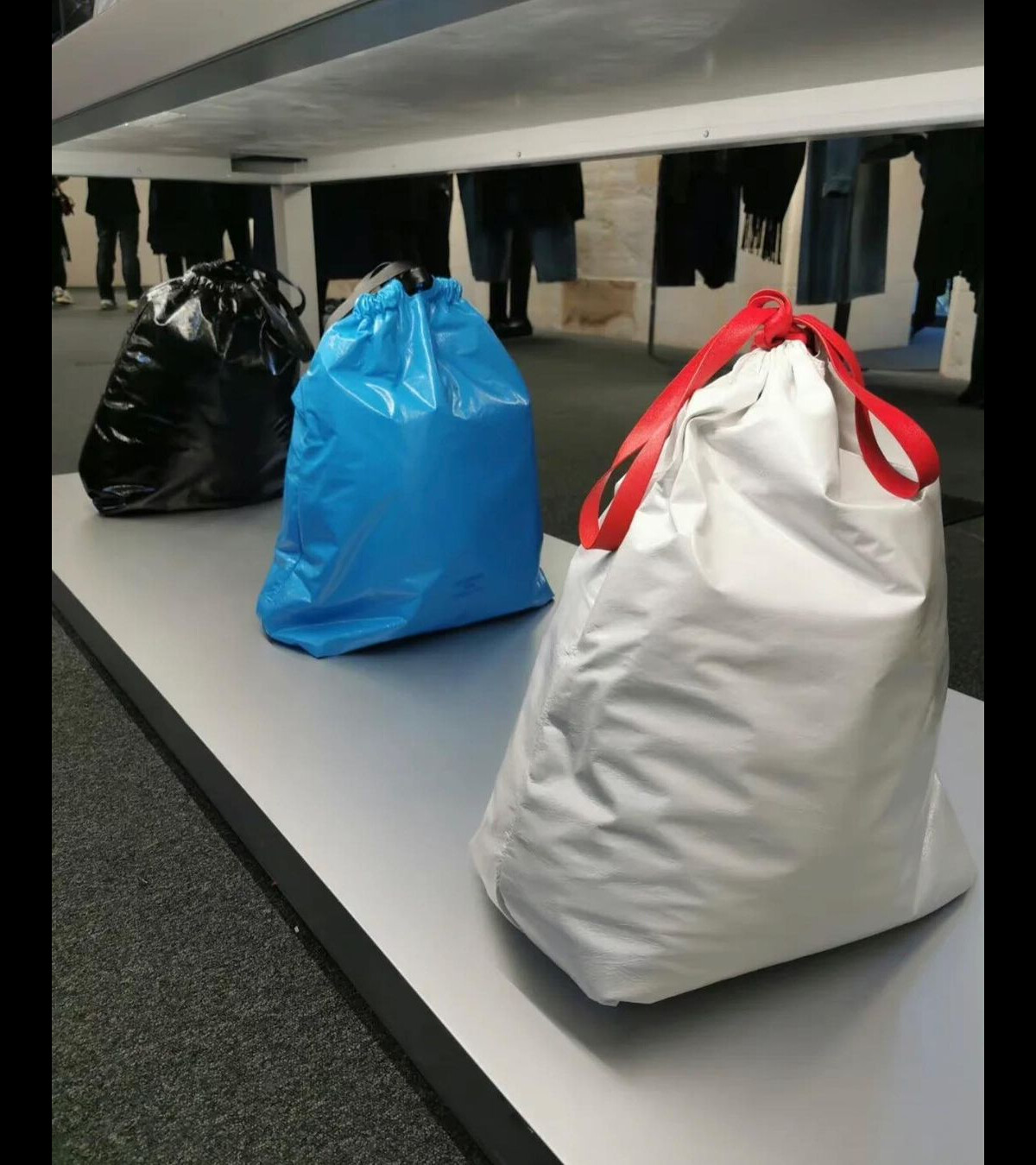 Foto: A Trash Pouch está à venda em três cores diferentes: ela custa ...