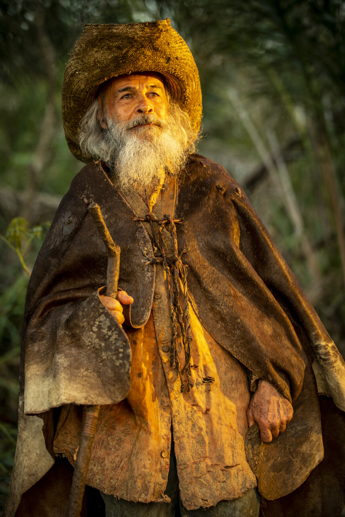 Foto: O Velho do Rio (Osmar Prado) alerta Solano (Rafa Sieg) quando o ...