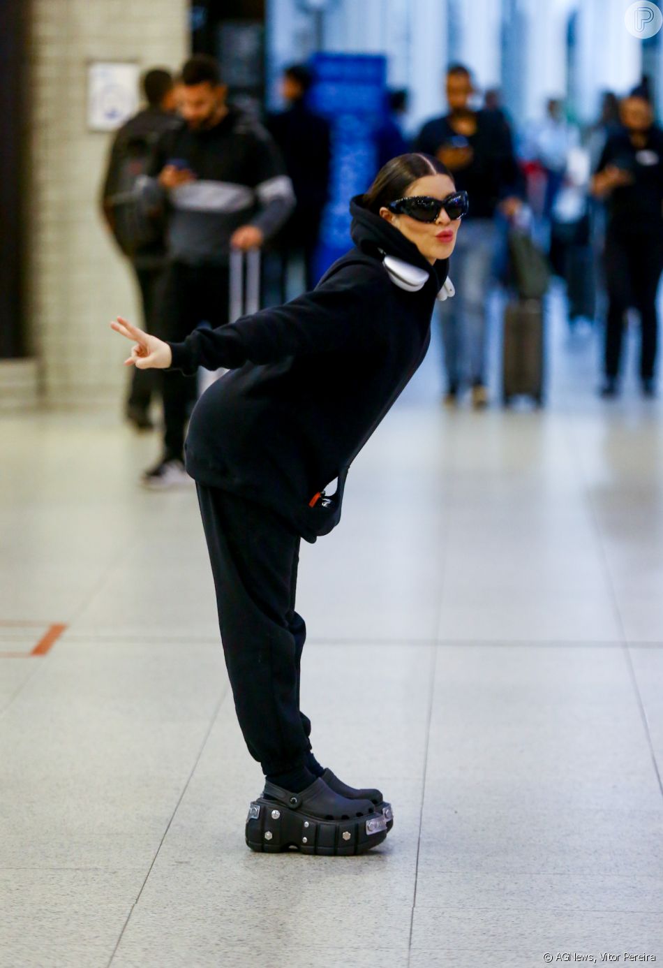 Fotos: Gkay é flagrada em aeroporto com look all black e sapato da ...