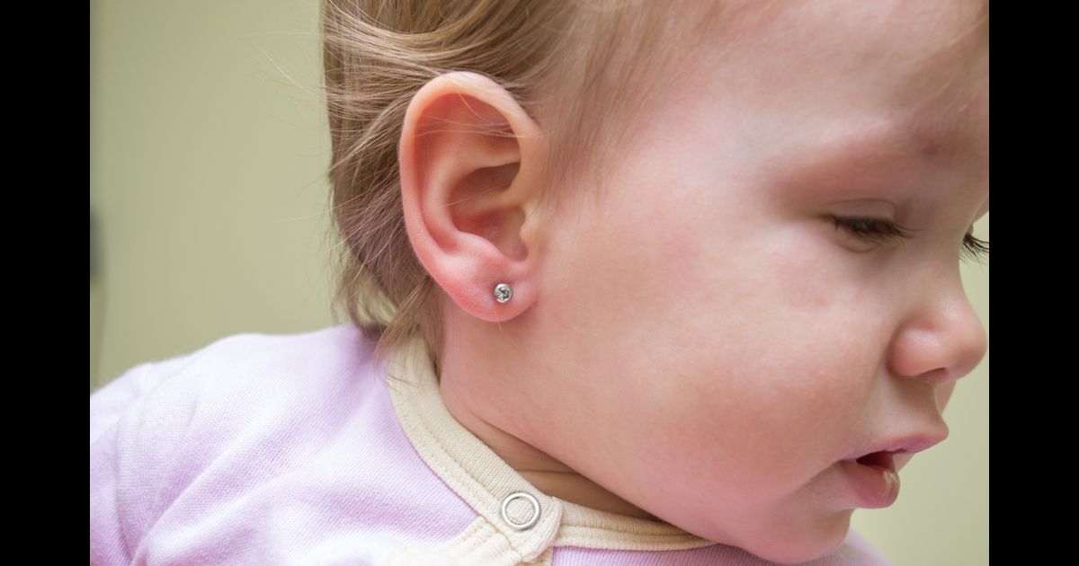 Entenda técnica do furo de orelha humanizado no bebê - Purepeople
