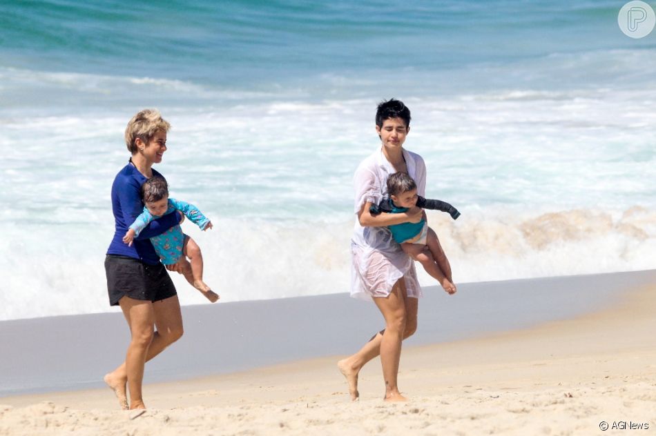 Fotos: filhas gêmeas de Nanda Costa e Lan Lanh brincam na praia após ...