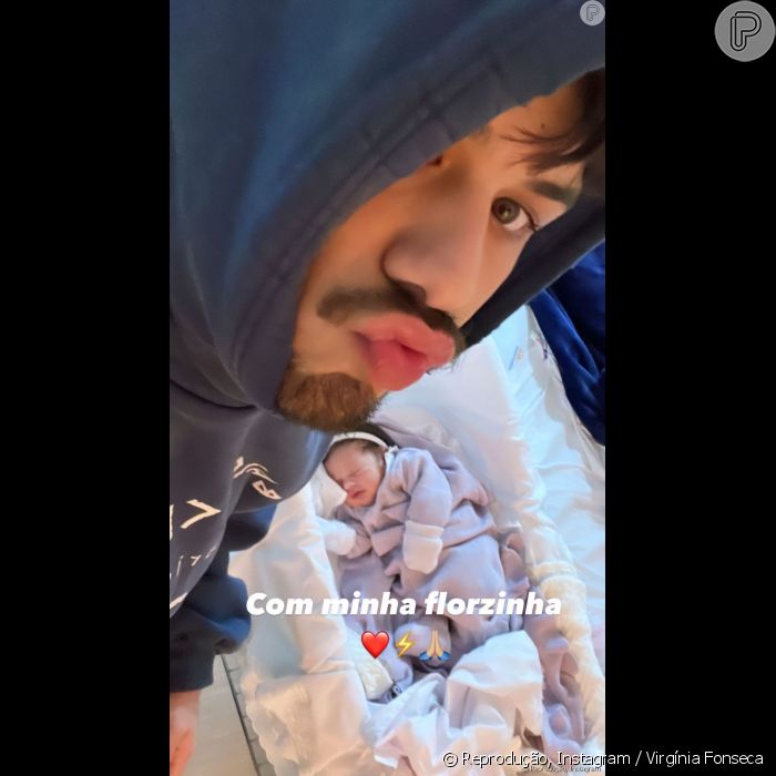 Zé Felipe posa com a filha recém-nascida, Maria Flor - Purepeople