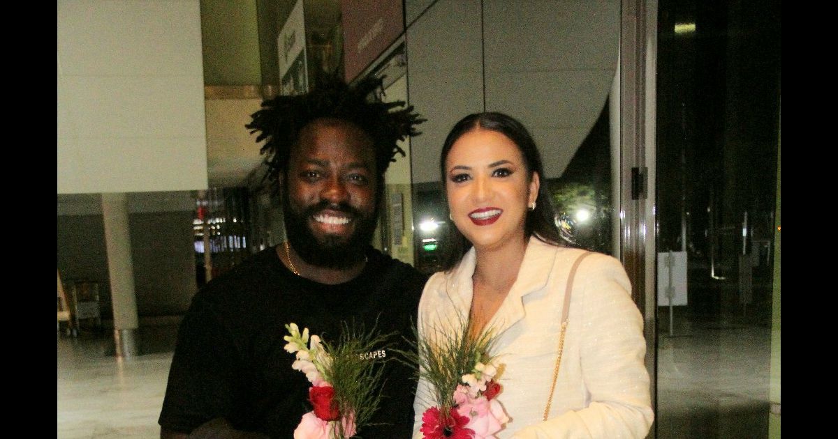 No elenco da novela 'Todas as Flores', Douglas Silva levou a mulher, Carol Brito, à festa de ...