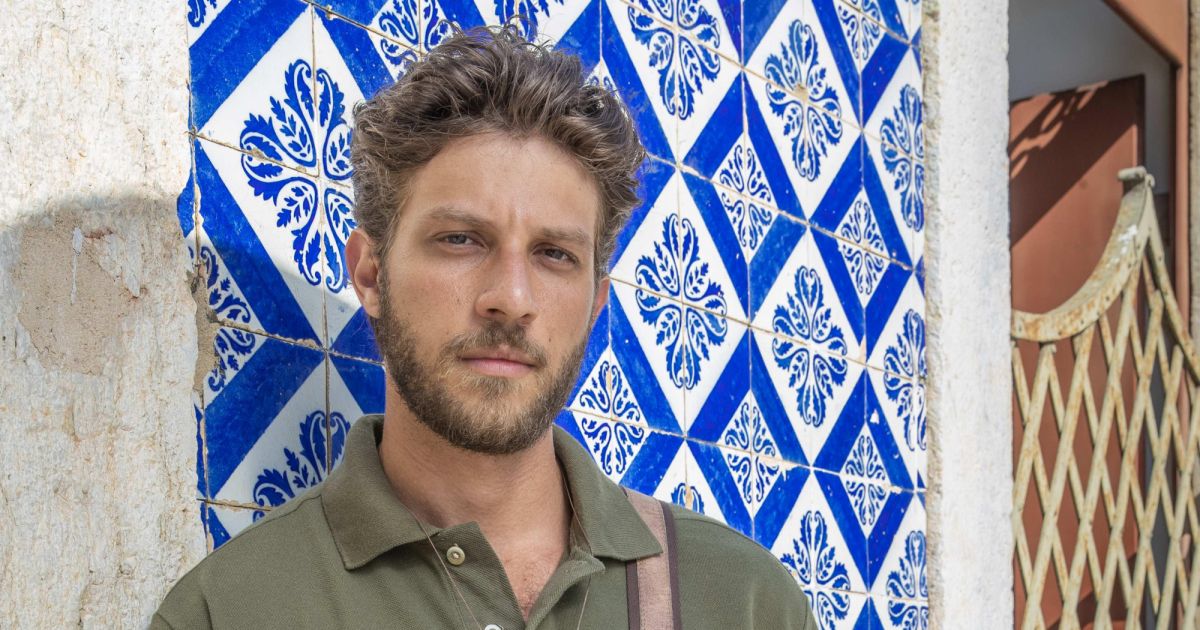 Ari (Chay Suede) fala de Brisa (Lucy Alves) durante conversa com Chiara ...