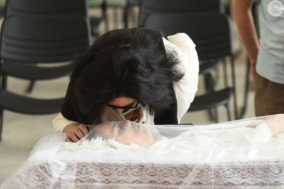 Corpo de Gal Costa é velado com a presença da mulher e do filho da ...