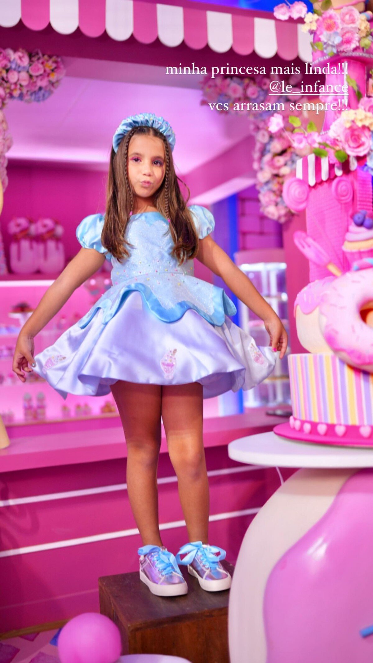 Foto: Na hora do parabéns, Maria Flor trocou o look - Purepeople