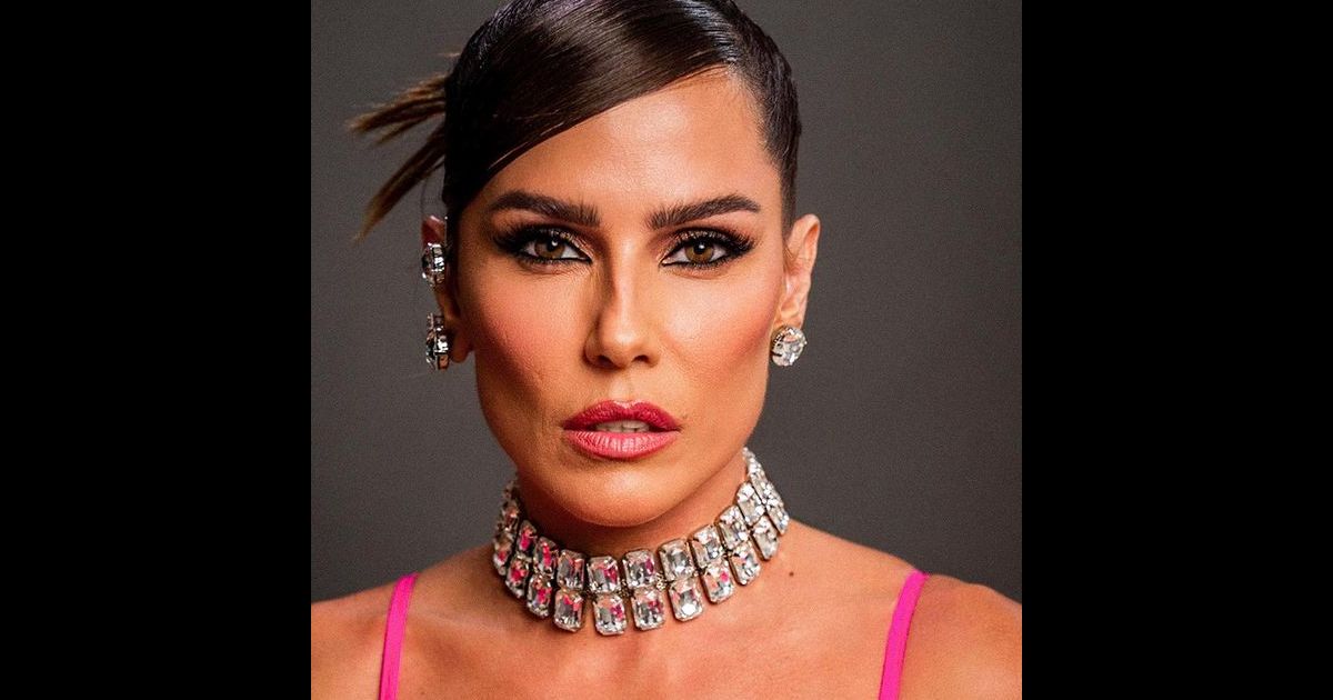 Deborah Secco usou joias poderosas para compor o visual - Purepeople