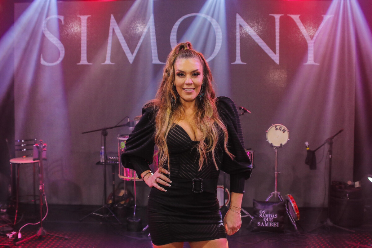 Foto: Em outubro, Simony divulgou o fim do tratamento com quimioterapia ...