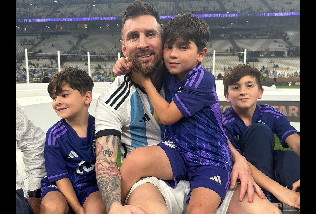 Foto: Messi posa com os filhos, Thiago, Mateo e Ciro, em foto publicada ...